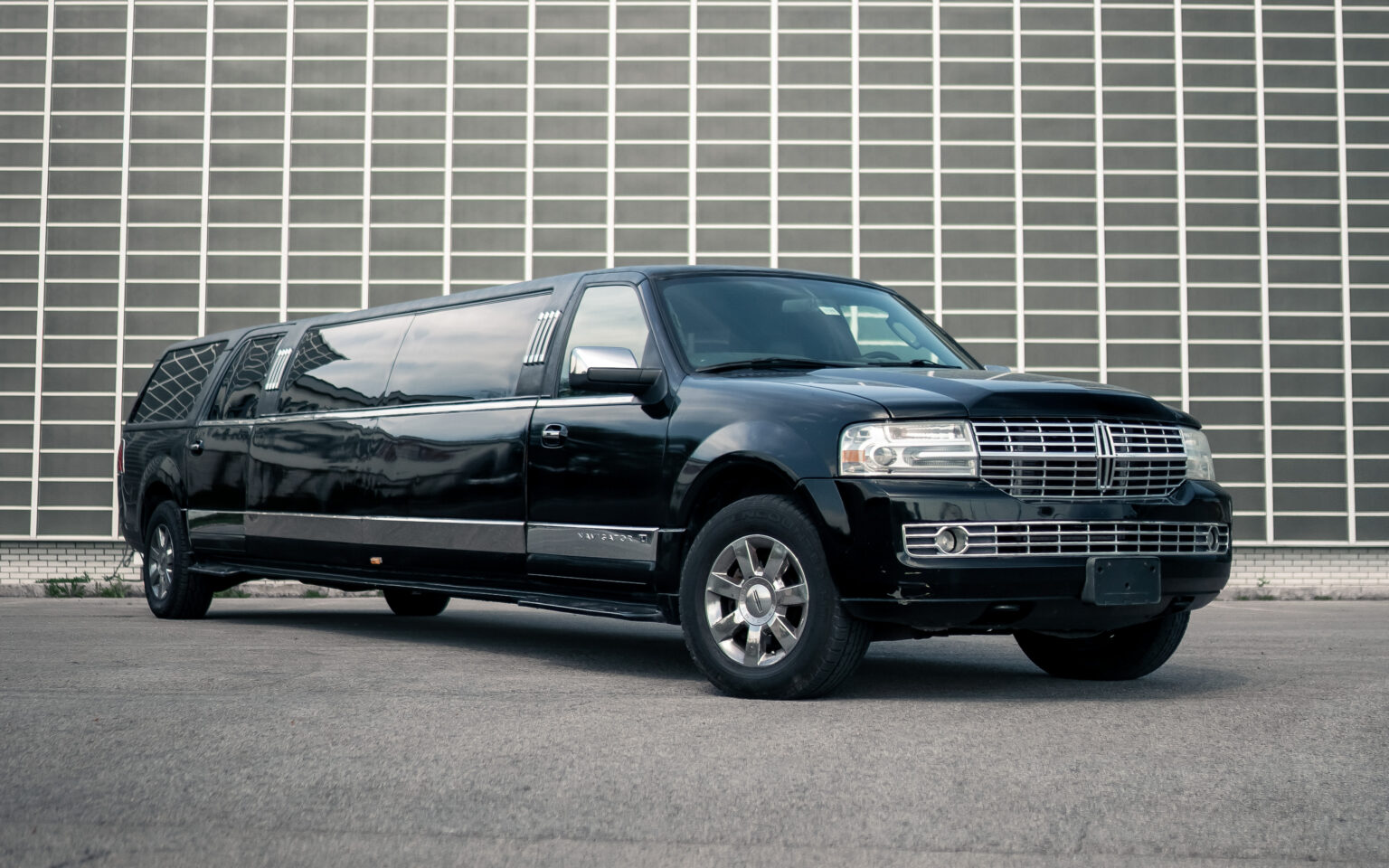 Lincoln Navigator Stretch Limo - Link Limousines